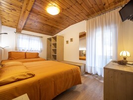 Quarto triplo, para não fumantes, vista para a montanha | Cofres nos quartos, escrivaninha, Wi-Fi de cortesia, roupa de cama