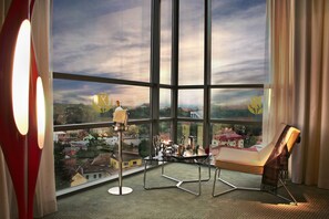 Minibar, cofre no quarto, secretária, quartos insonorizados 