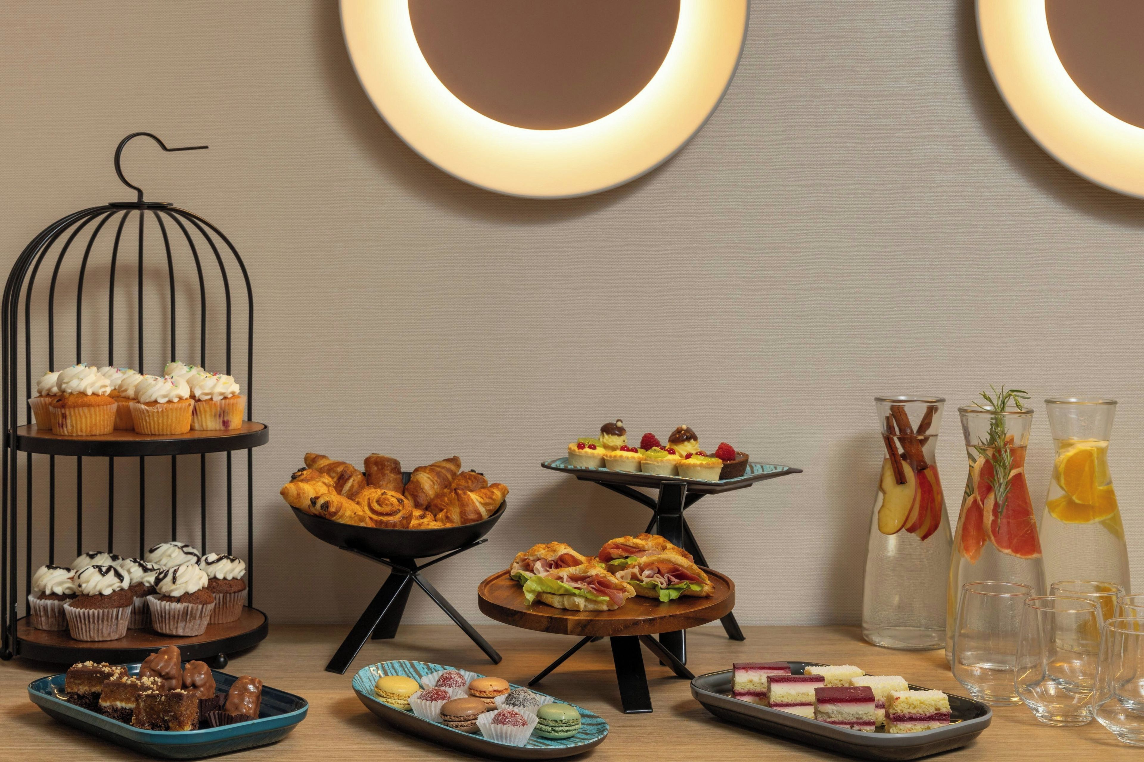 Diversas sobremesas e bebidas dispostas num buffet.
