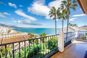 Apartamento premium, 2 quartos, vista para o mar | Cofres nos quartos, espaço de trabalho para notebook