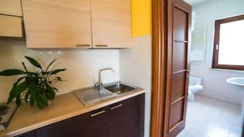 Quarto casal básico | Banheiro | Chuveiro, produtos de toalete grátis, secador de cabelo, bidê
