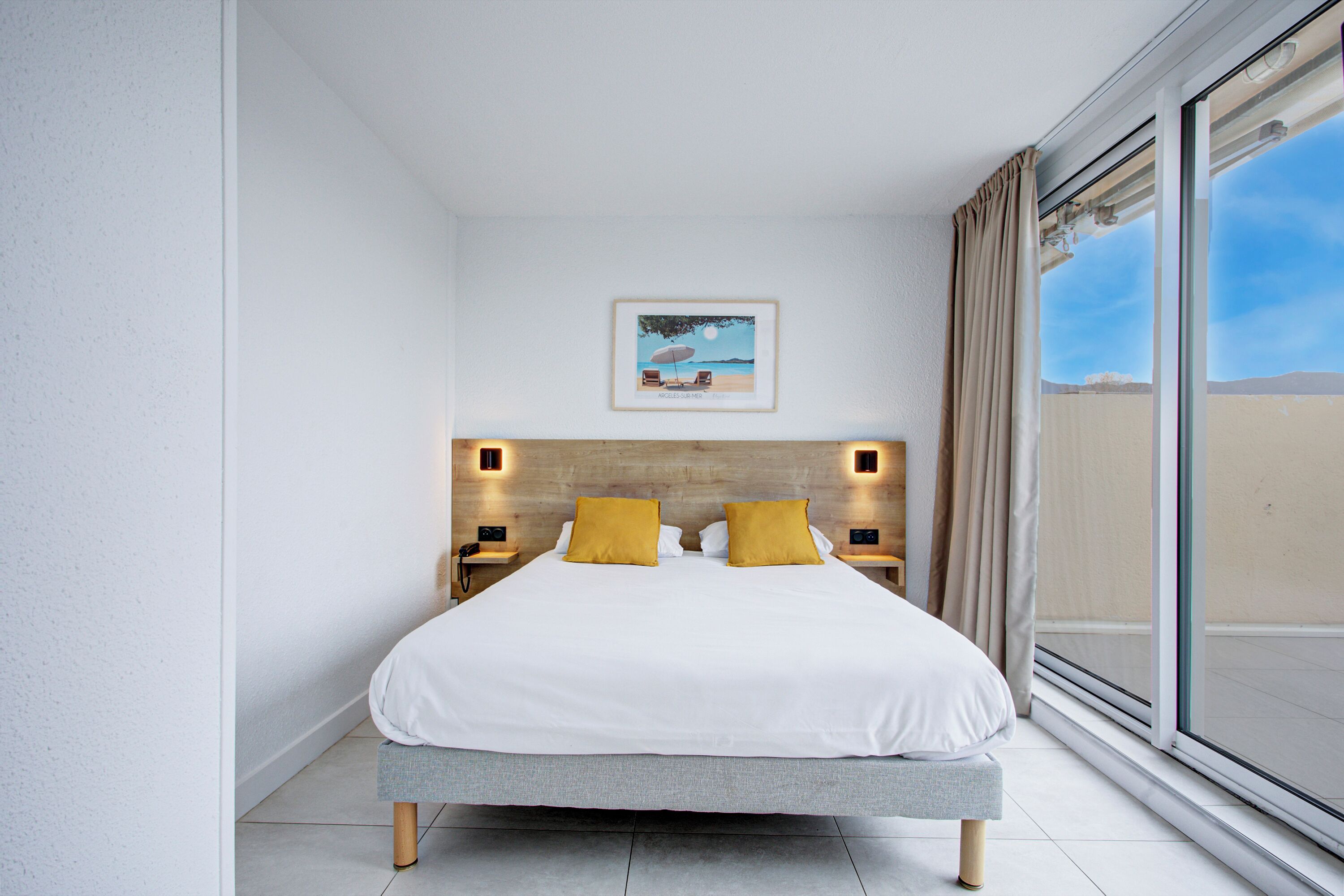 Quarto quádruplo conforto, vista para a montanha | Frigobar, cofres nos quartos, escrivaninha