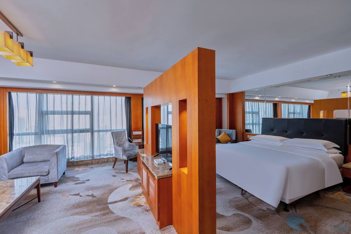 Suíte superior, 1 cama Queen, vista para a cidade | Frigobar, cofres nos quartos, escrivaninha, cortinas blackout