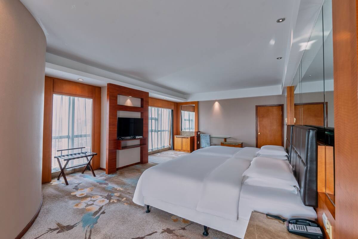 Quarto casal empresarial, 2 camas de casal, vista para a cidade | Frigobar, cofres nos quartos, escrivaninha, cortinas blackout