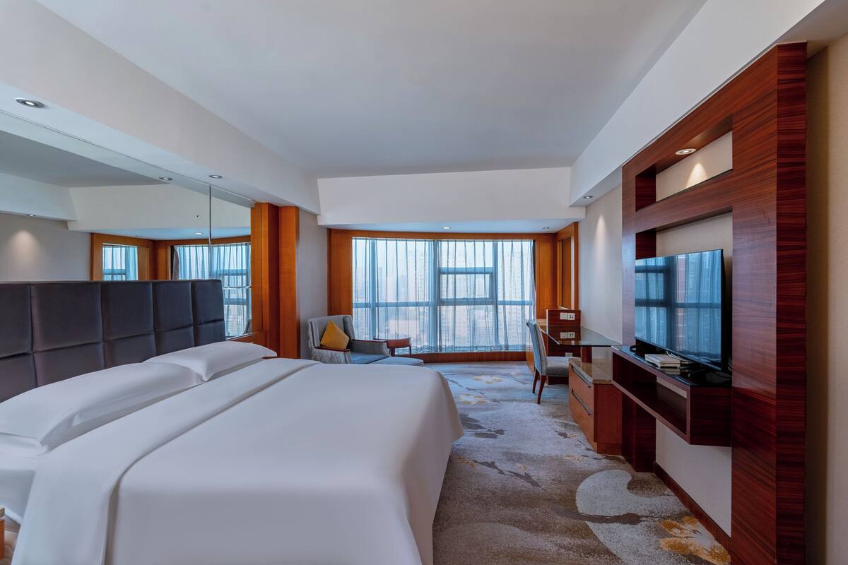Suíte premium, 1 cama Queen, vista para a cidade | Frigobar, cofres nos quartos, escrivaninha, cortinas blackout