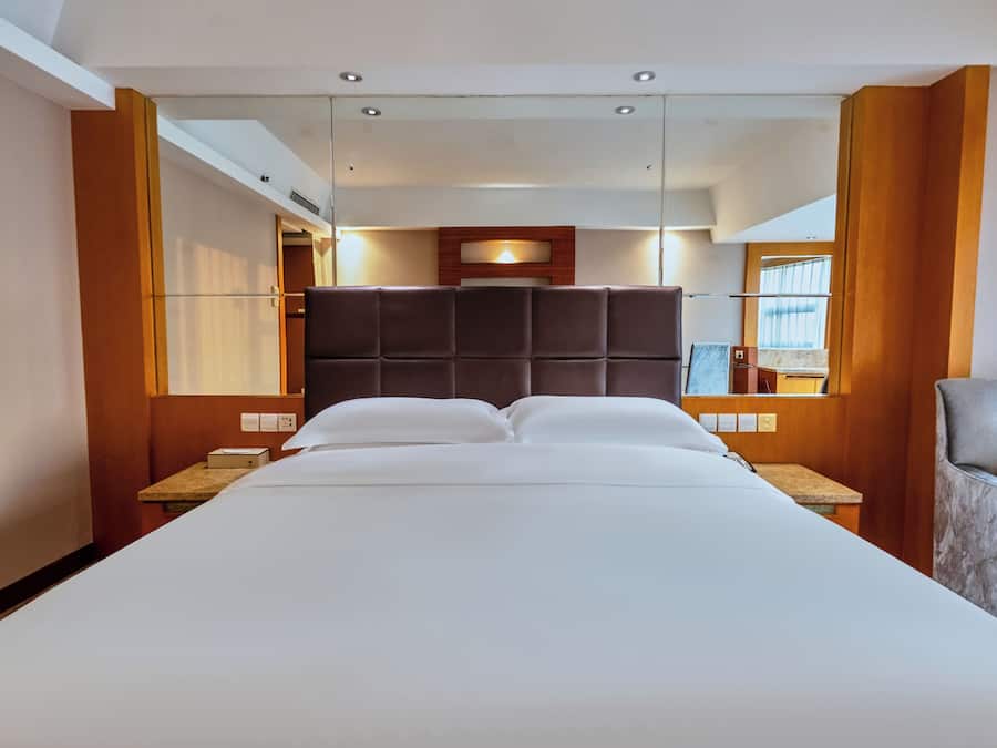 Minibar, cofre com capacidade para portátil, secretária