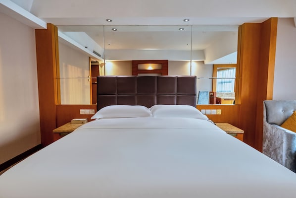 Frigobar, cofres nos quartos, escrivaninha, cortinas blackout