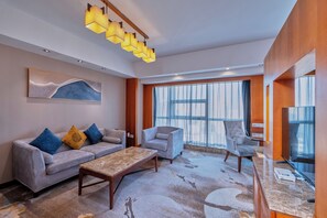 Suíte superior, 1 cama Queen, vista para a cidade | Frigobar, cofres nos quartos, escrivaninha, cortinas blackout