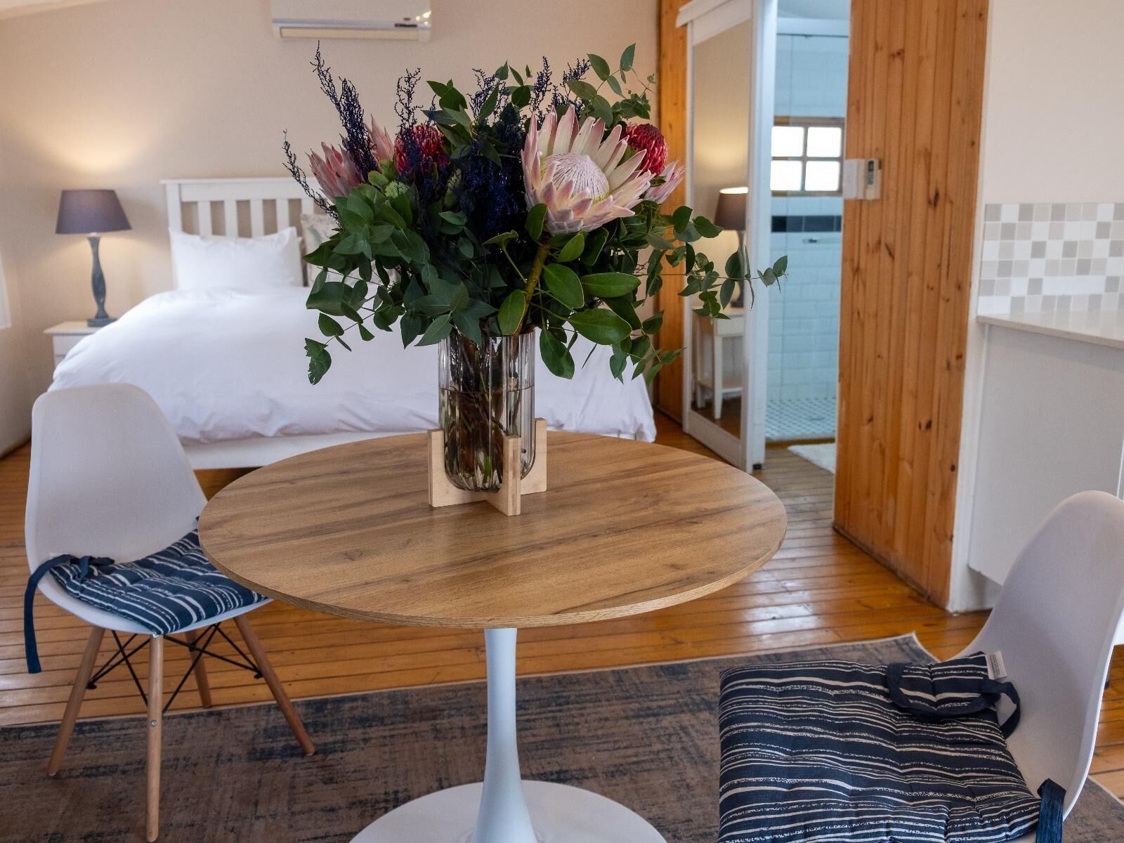 The Cabin | Cofres nos quartos, individualmente decorados