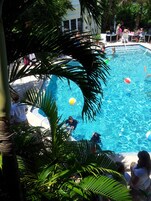 Piscina externa, guarda-sóis, espreguiçadeiras