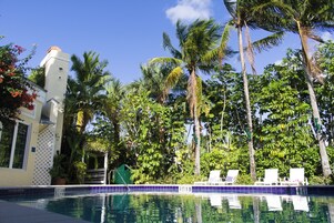 Piscina exterior, guarda-sóis, espreguiçadeiras 
