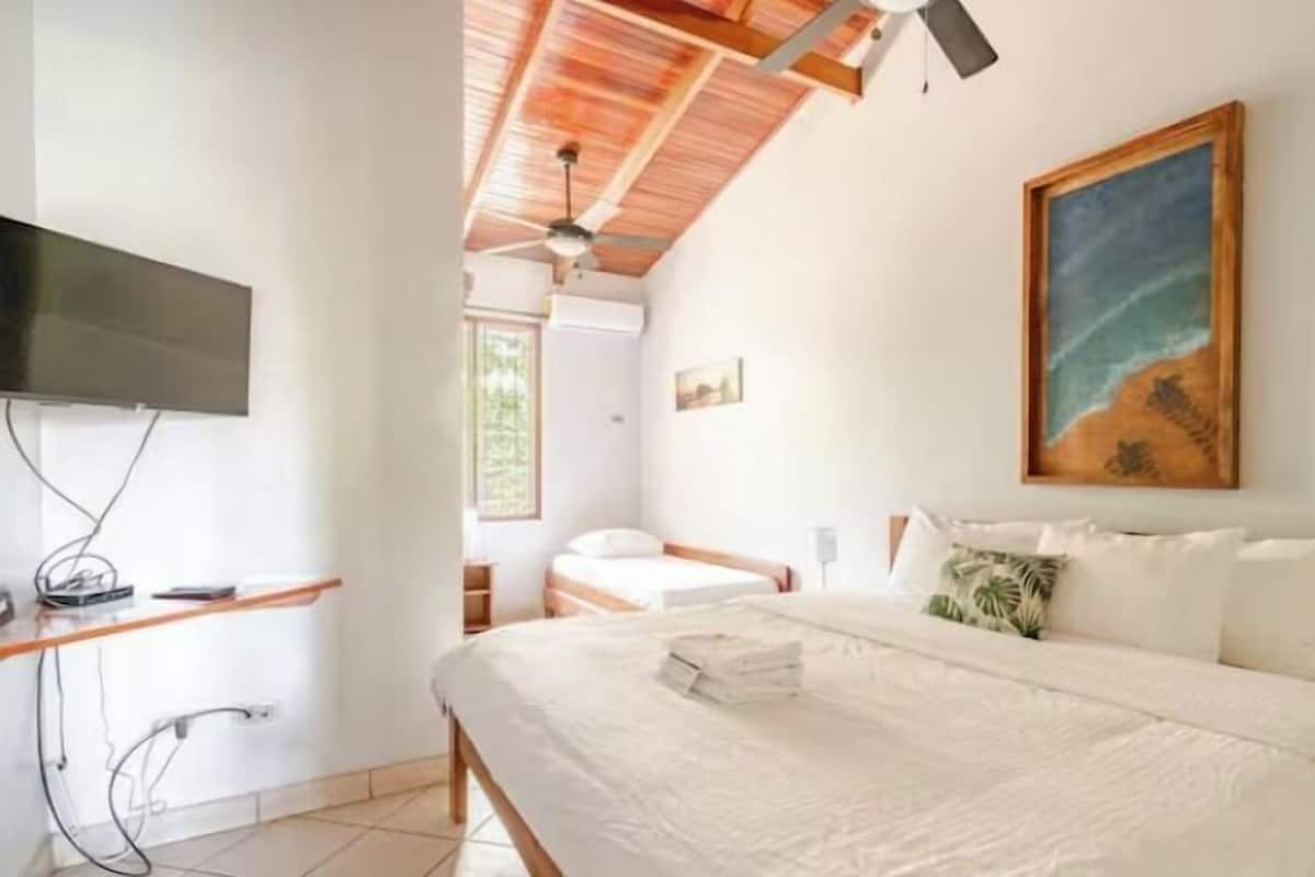 Quarto Superior, várias camas, frigorífico e micro-ondas, vista para a piscina | Roupa de alta qualidade, edredões de penas, com decoração personalizada