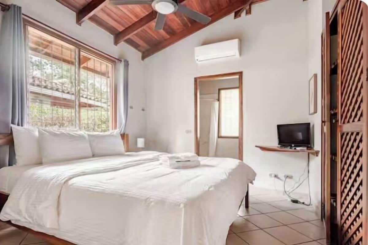 Quarto Superior, 1 cama king-size, frigorífico e micro-ondas, vista para a piscina | Roupa de alta qualidade, edredões de penas, com decoração personalizada