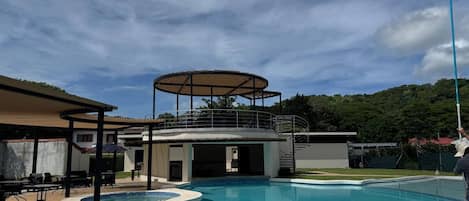 2 piscinas externas, barracas de cortesia, guarda-sóis