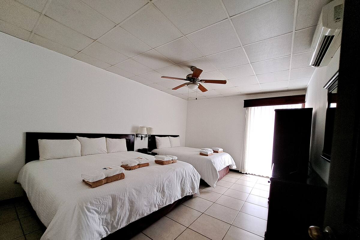 Villa Suite | Edredões de penas, camas de colchão viscoelástico, cofre no quarto 