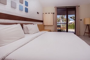 Minibar, cofre com capacidade para portátil, secretária 