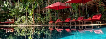 Terraço com espreguiçadeiras