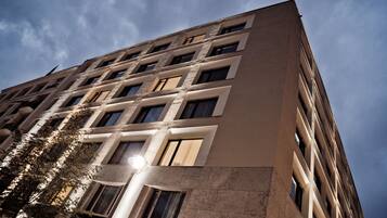 Fachada da propriedade à noite