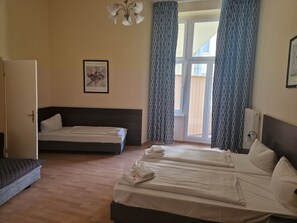 Quarto Quádruplo | Roupa hipoalergénica, secretária, berços/camas para crianças grátis