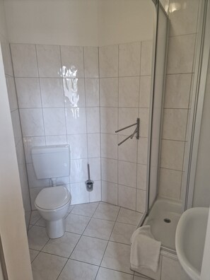 Quarto Triplo | Casa de banho | Artigos de higiene pessoal grátis, um secador de cabelo