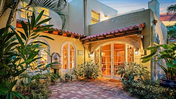Fachada do alojamento (tarde/noite)