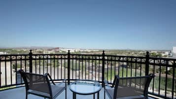 Quarto, 2 camas queen-size, varanda | Vista do quarto