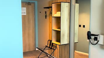 Secretária, secretária adequada para computadores portáteis