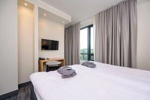 Suíte, vista para o rio | Roupas de cama antialérgicas, escrivaninha