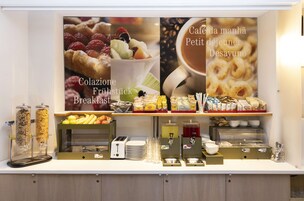 Café da manhã com buffet todos os dias (EUR 4 por pessoa) 