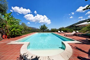 Piscina externa, espreguiçadeiras