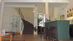 Um interior espaçoso, em vários níveis, com escadaria, área de bar e espaço de estar.