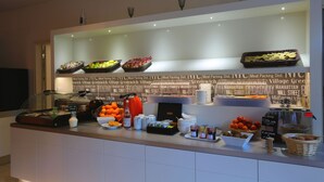 Buffet com diversos alimentos e acompanhamentos.