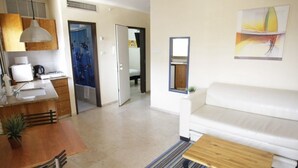Um apartamento moderno com cozinha, sala de jantar e sala de estar.