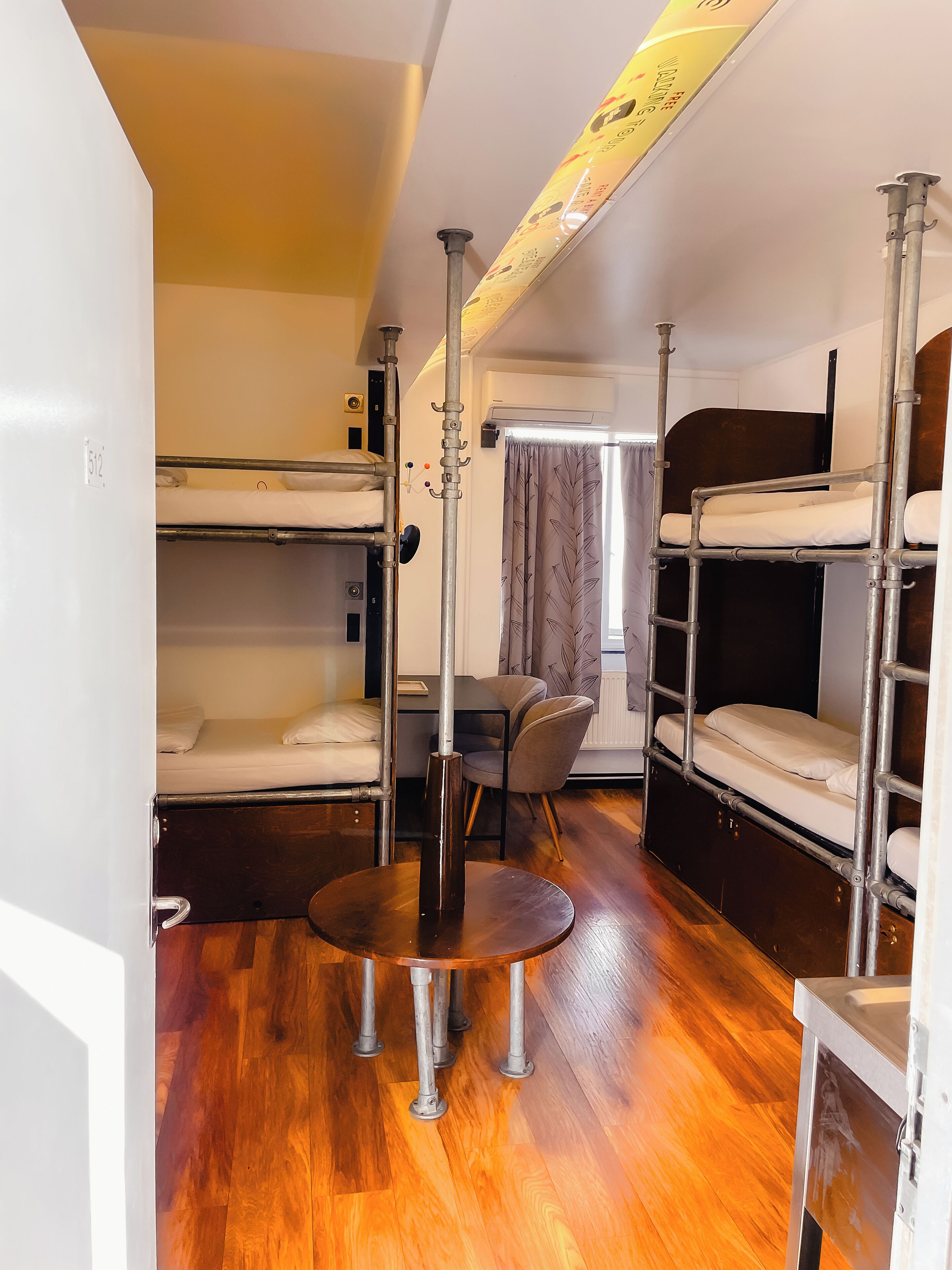 One Bed in a Ten Bed Mixed Dorm With Shared Bathroom | Ferro/tábua de engomar, Wi-fi grátis, roupa de cama fornecida 