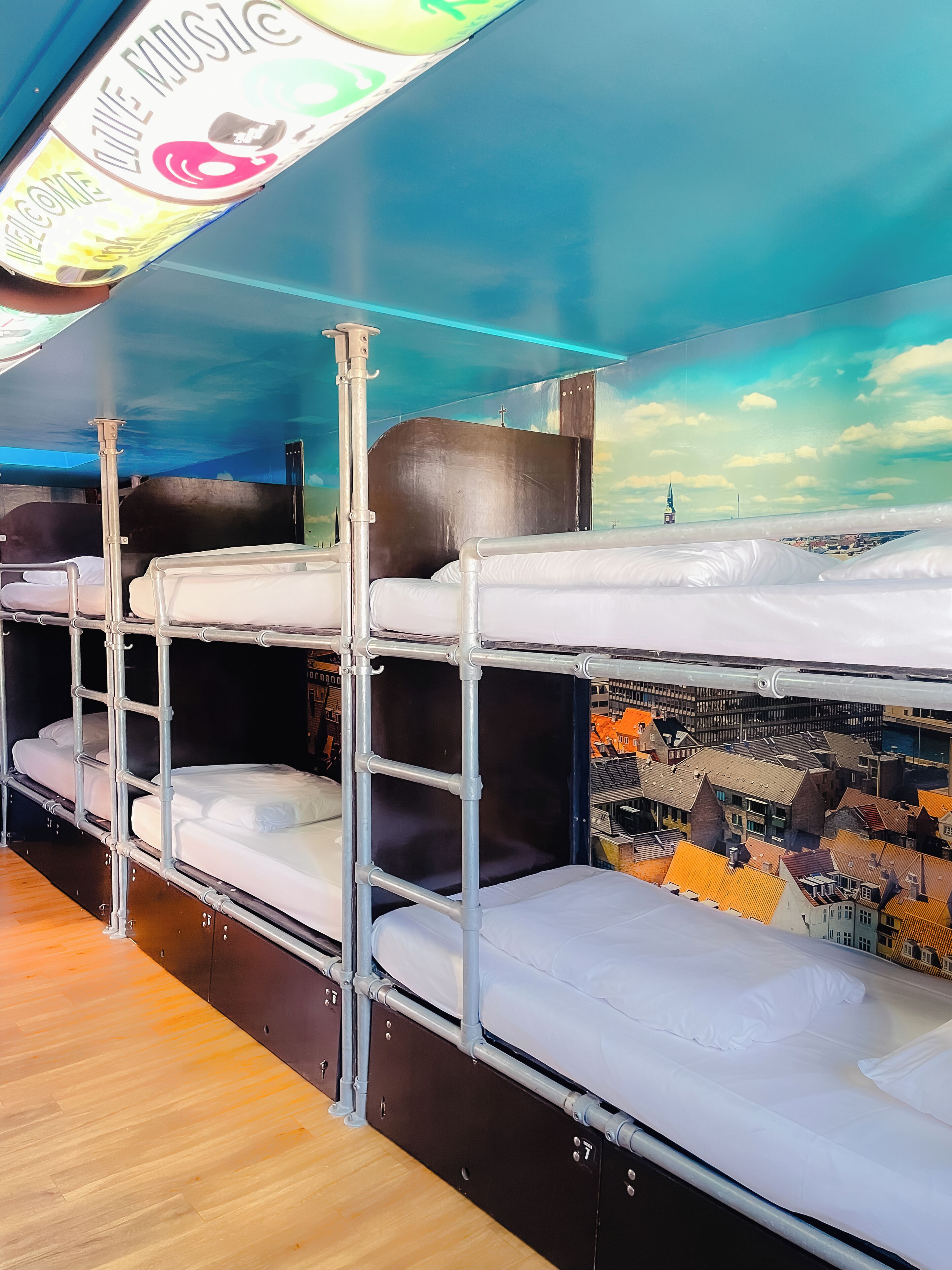 One Bed in a Twelve Bed Mixed Dorm With Shared Bathroom | Ferro/tábua de engomar, Wi-fi grátis, roupa de cama fornecida 