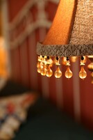 Close-up de um abajur com cúpula texturizada e várias lâmpadas penduradas.