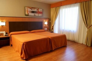 Cofre no quarto, secretária, berços/camas para crianças 