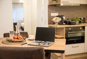 Estúdio Comfort | Refeições no quarto