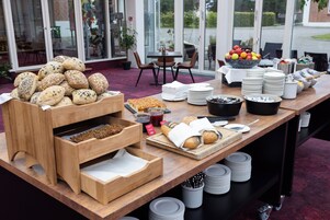 Café da manhã com buffet grátis todos os dias