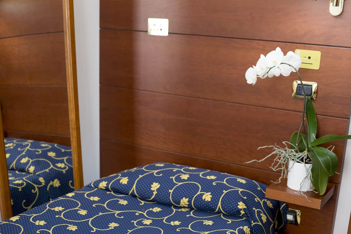 Roupas de cama premium, frigobar, cofres nos quartos, escrivaninha