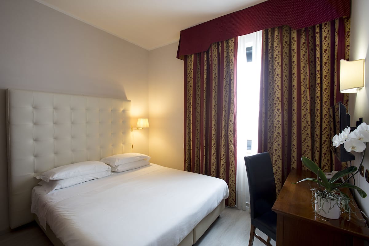 Quarto clássico | Roupas de cama premium, frigobar, cofres nos quartos, escrivaninha