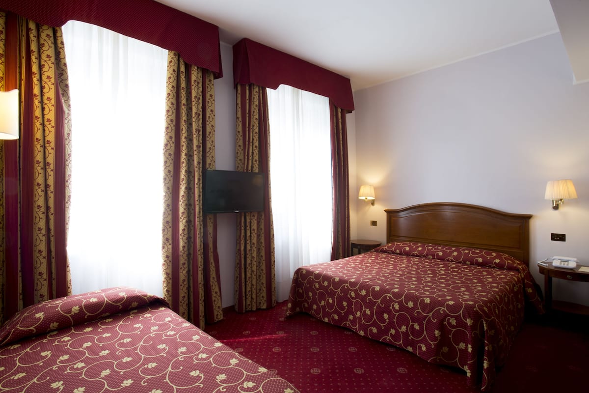 Quarto triplo standard | Roupas de cama premium, frigobar, cofres nos quartos, escrivaninha