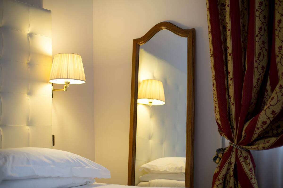 Quarto solteiro superior | Roupas de cama premium, frigobar, cofres nos quartos, escrivaninha