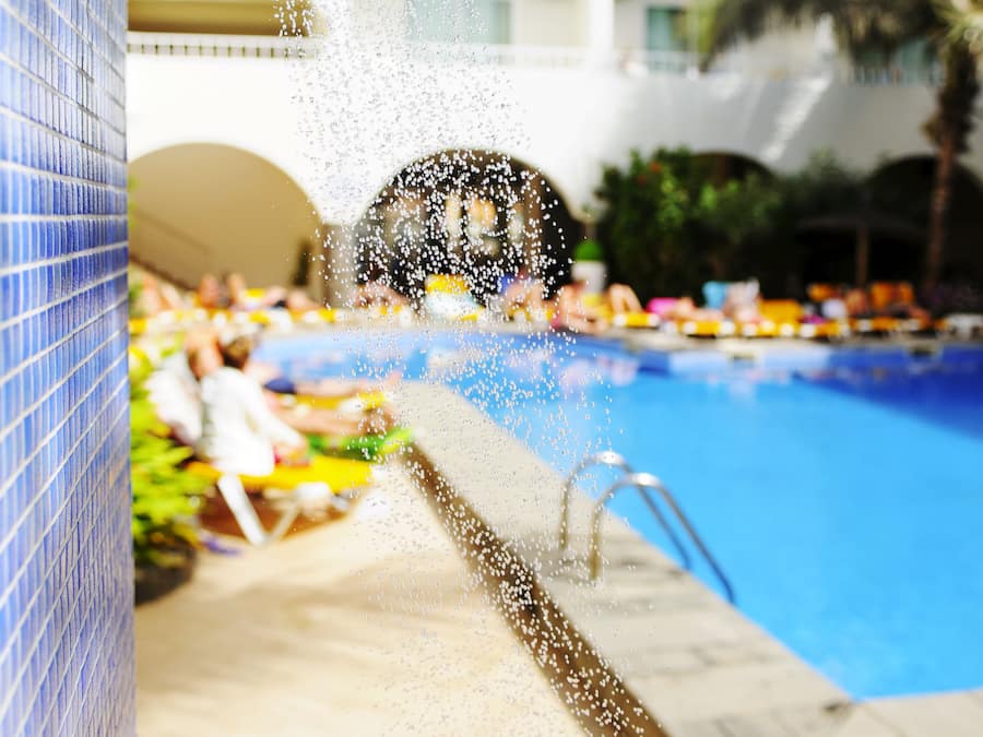 Piscina exterior, guarda-sóis, espreguiçadeiras