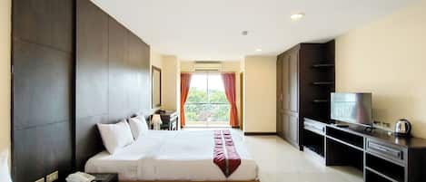 Quarto Quádruplo Deluxe | 1 quarto, secretária, cortinas/cortinados opacos, Wi-fi grátis