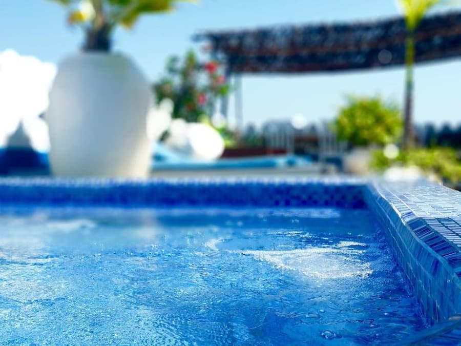 Piscina exterior, espreguiçadeiras