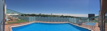 Piscina externa sazonal, guarda-sóis, espreguiçadeiras