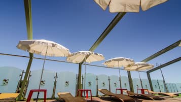Terraço com espreguiçadeiras