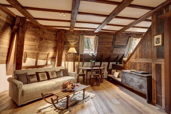 Suite, 1 quarto (de l'Ancienne Tour) | Sala de estar | TV de ecrã plano, leitor de DVD 