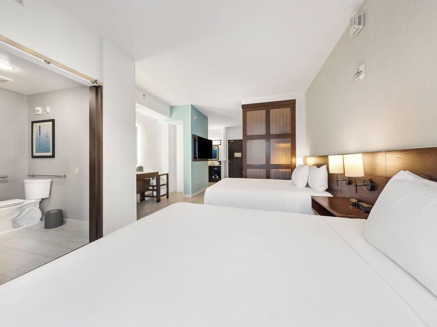 Quarto, 2 camas queen-size, acessível (Shower) | Roupa de alta qualidade, cofre com capacidade para portátil, secretária